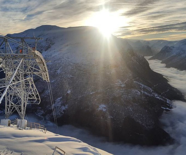 Dal fiordo al cielo in 5 minuti, con la funivia più ripida al mondo ...