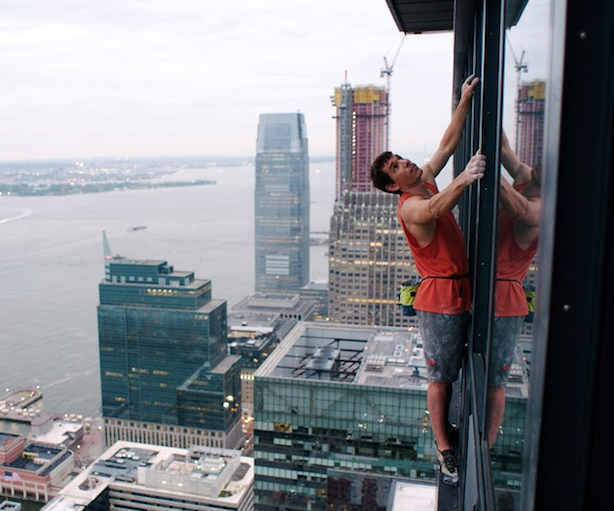 Alex Honnold scala un grattacielo, nel New Jersey, fino al 24esimo ...