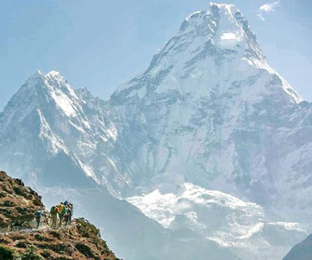 Ama Dablam (6.812 m). Prima vetta della stagione ...