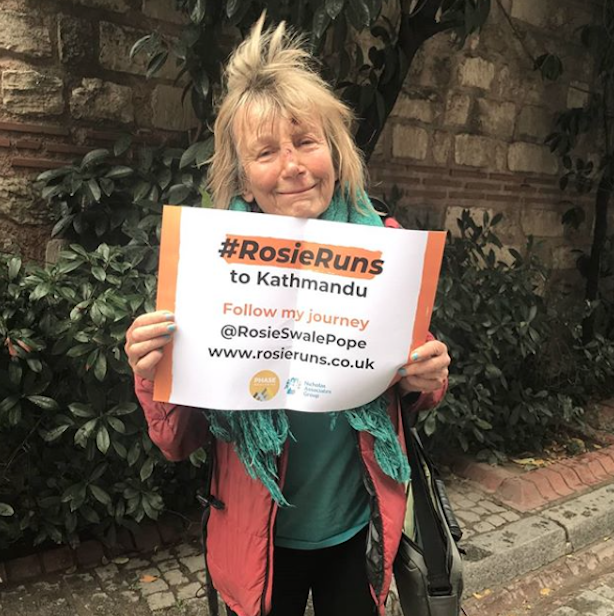 L'avventura di Rosie Swale Pope: di corsa dal Regno Unito al Nepal a 75 ...