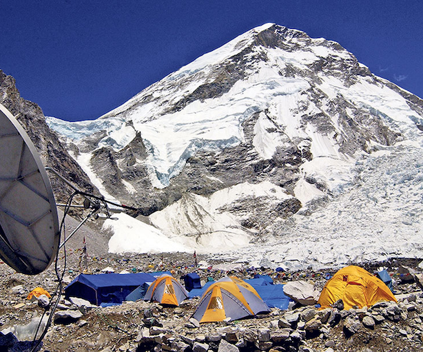Il Nepal riapre alle scalate 414 montagne himalayane, compreso l'Everest ...