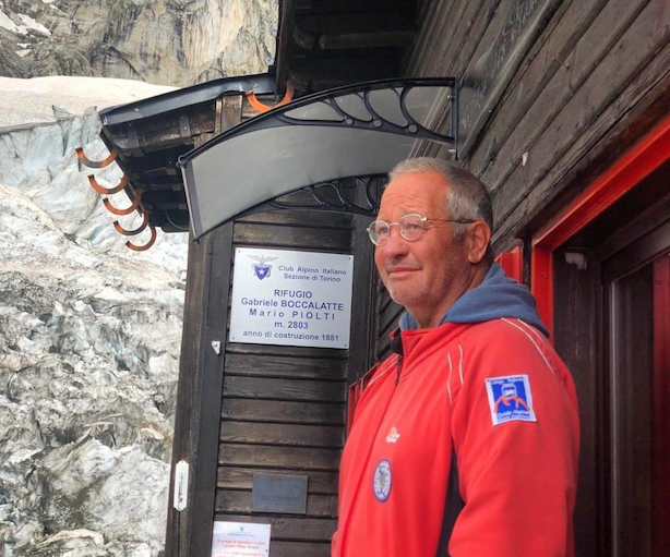 Franco Perlotto, gestore del rifugio Boccalatte, scende a valle ...