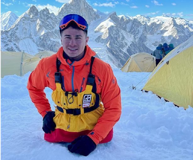 Rustam Nabiev scala il Manaslu senza gambe | MountainBlogMountainBlog ...