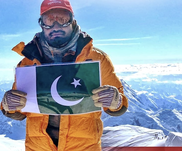 Il pakistano Asad Ali Memon in vetta al Denali (6.190 m) in Nord ...