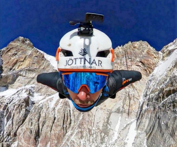 Tim Howell: primo alpinista a lanciarsi con la tuta alare dall ...