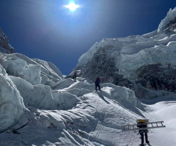 Everest: 3 sherpa dispersi in un crepaccio nella cascata di ghiaccio del Khumbu ...