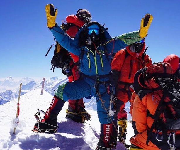 La cinese Dong Hong Juan in vetta allo Shisha Pangma ...