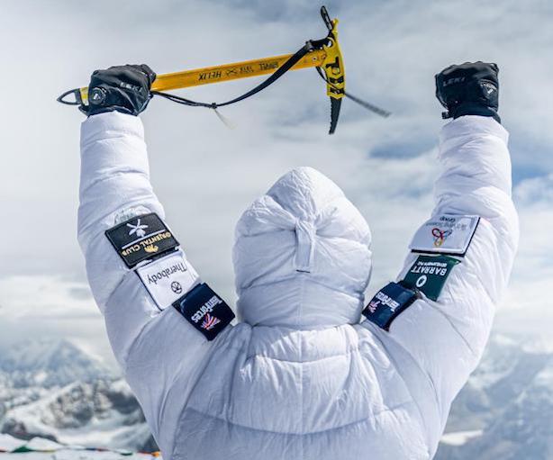 Hari Budha, ex Gurkha con doppia amputazione sopra il ginocchio, scala l'Everest (8.848 m ...