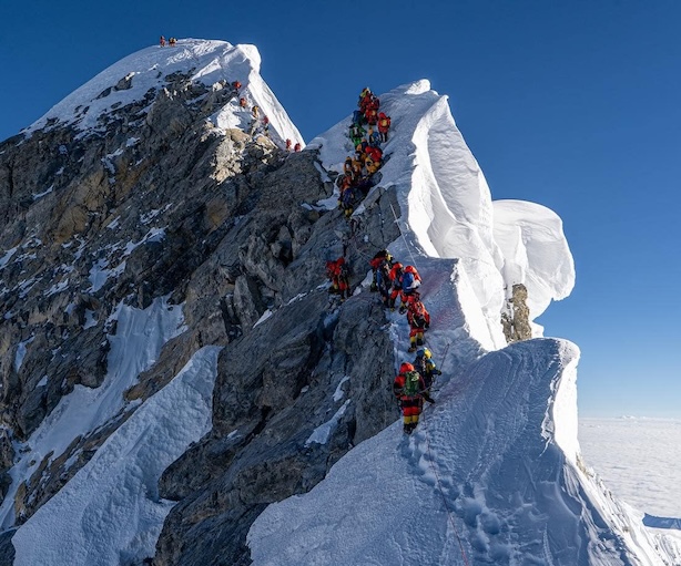 Everest: salvi quattro alpinisti travolti da una massa di ghiaccio sotto la vetta ...