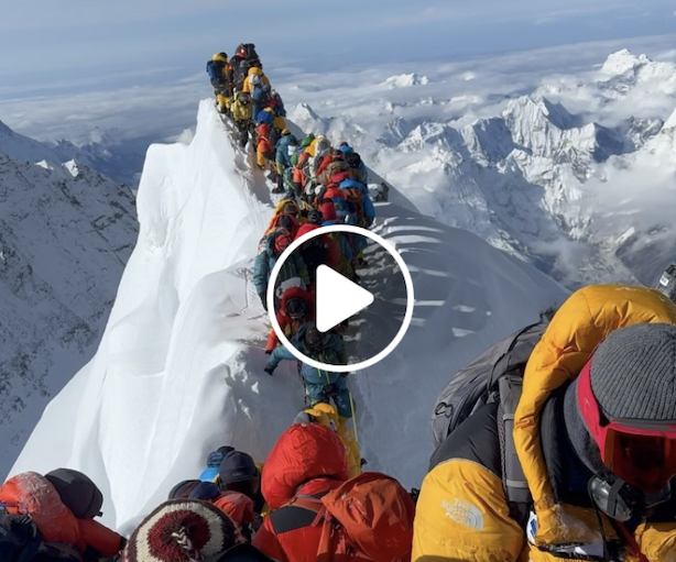 Everest: la cresta sovraffollata e i drammatici momenti dopo il crollo vicino all'Hillary Step ...