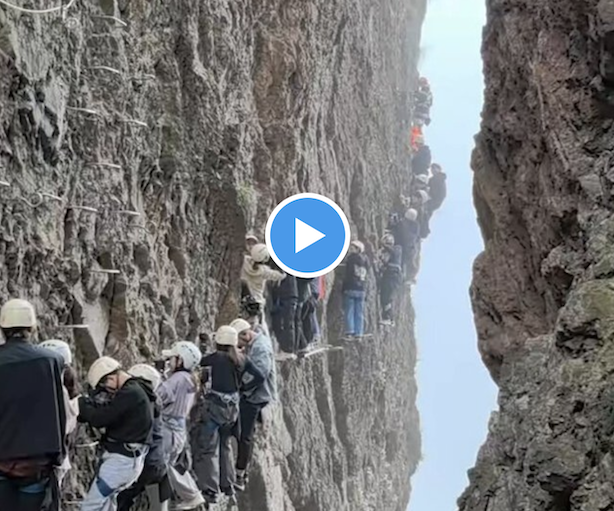 Monte Yandang (Cina): turisti bloccati per oltre un'ora sulla via ...