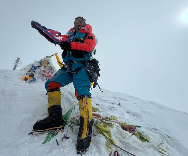 Kami Rita Sherpa in vetta all'Everest per la 30esima volta! | MountainBlogMountainBlog | The ...