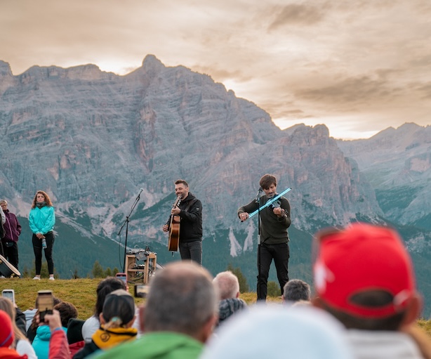 Concerto all’alba con Casta & Falagiani nel parco dell'Alta Badia l'8 ...