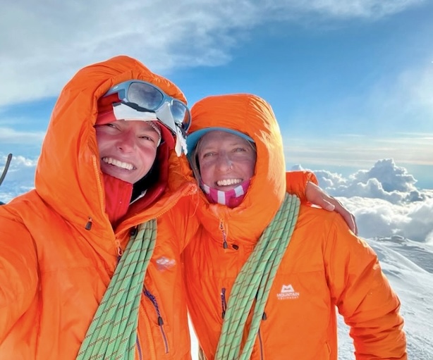 Fay Manners e Michelle Dvorak evacuate dal Chaukhmaba III dopo un ...