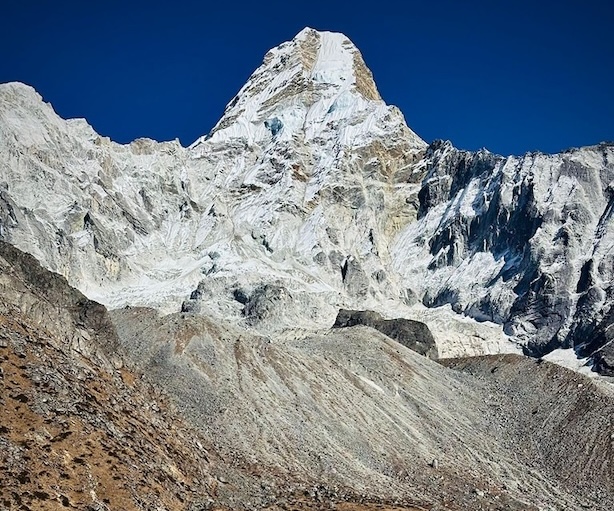 Ama Dablam (6812 m): Waldemar Kowalewski in vetta. Alex Txikon a Campo ...