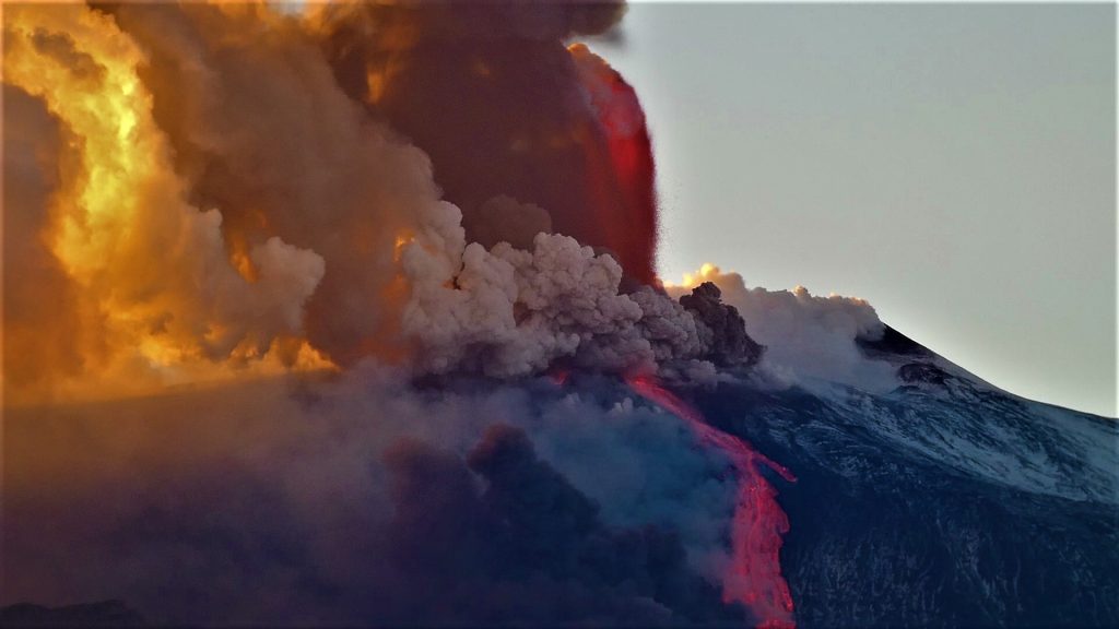 Etna in eruzione: colata lavica e cenere, monitoraggio in corso.MountainBlog | The Outdoor ...